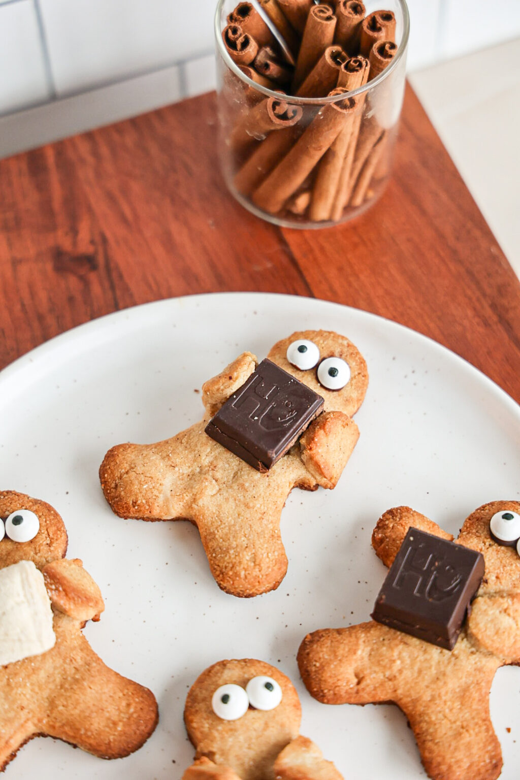 Almond flour Gingerbread Cookies - danishealthyeats.com